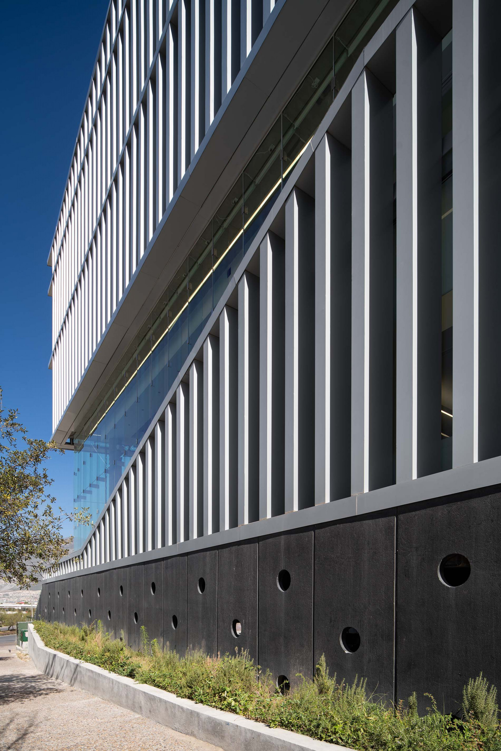Un edificio horizontal a cambio de una torre - Arquine