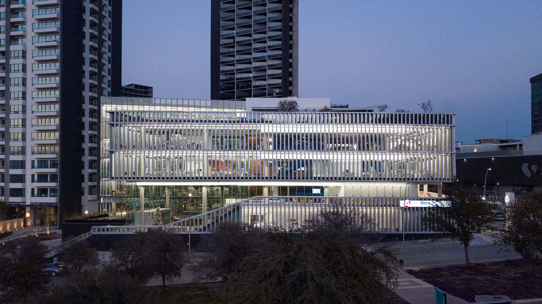Un edificio horizontal a cambio de una torre - Arquine