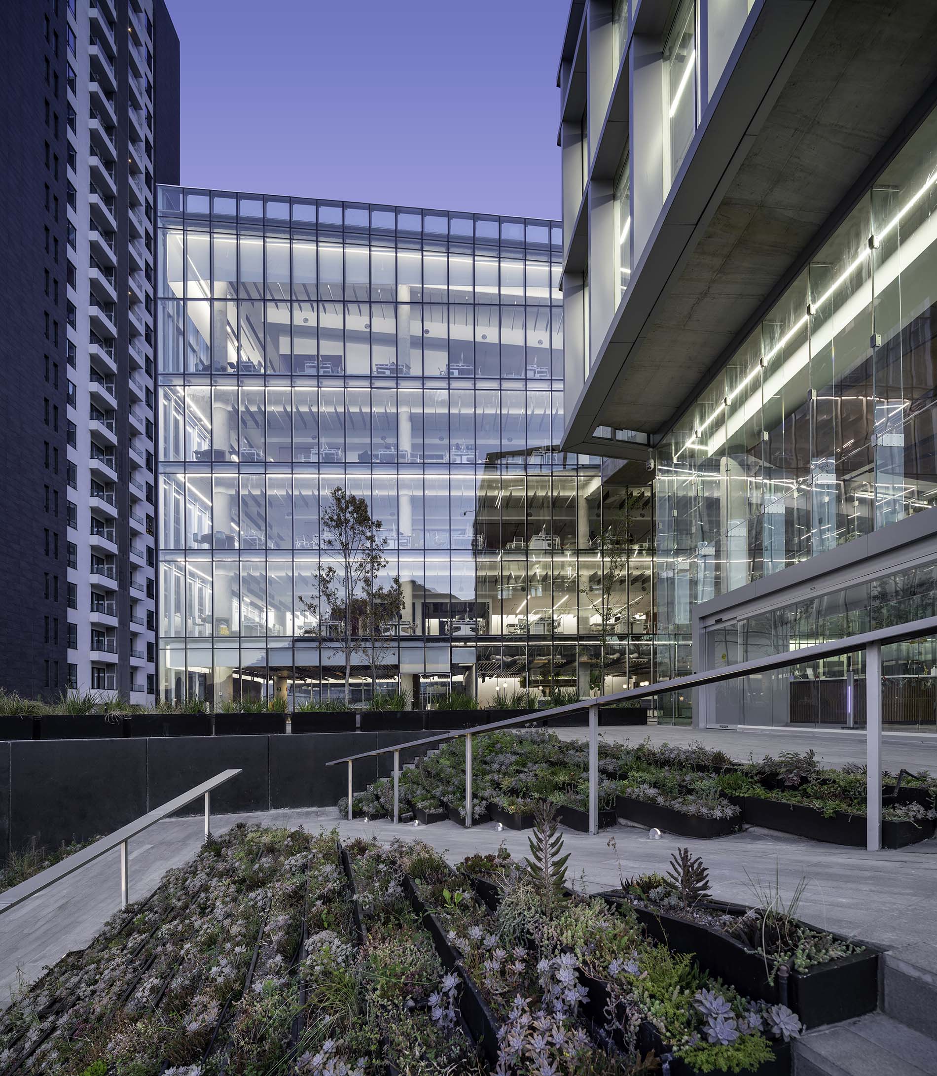 Un edificio horizontal a cambio de una torre - Arquine