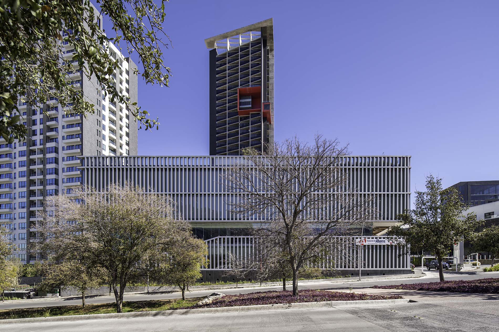 Un edificio horizontal a cambio de una torre - Arquine