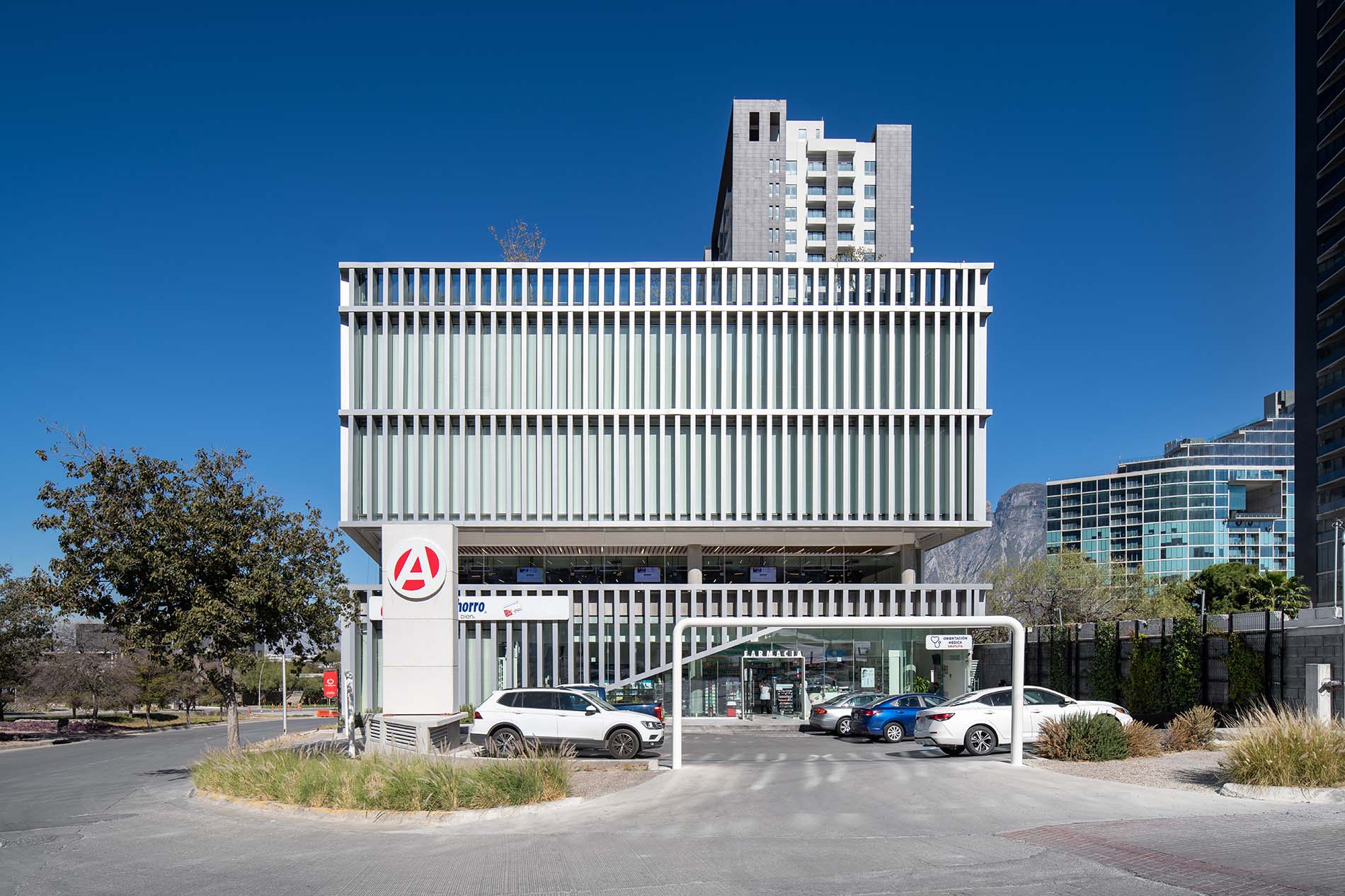 Un edificio horizontal a cambio de una torre - Arquine