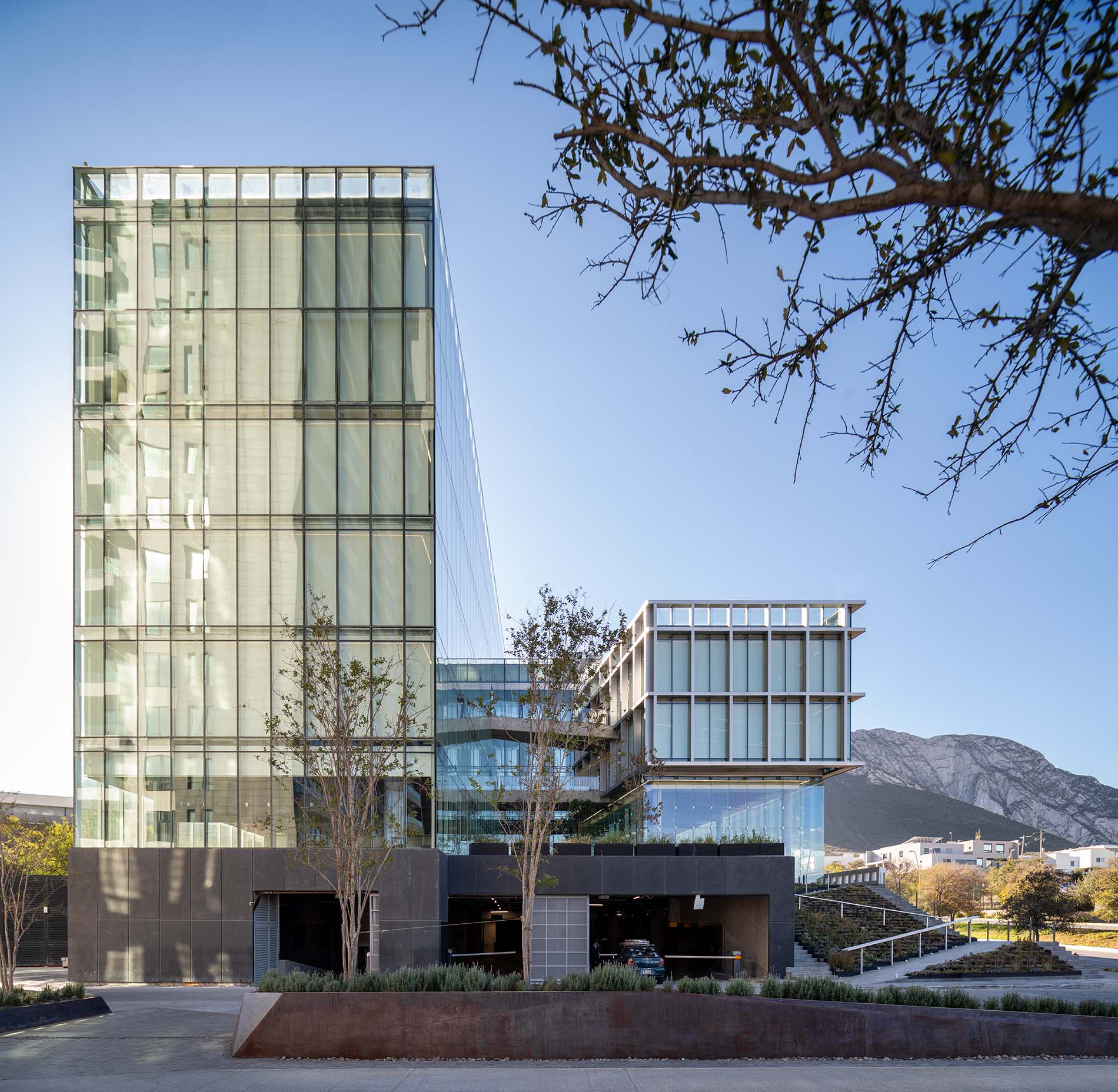 Un edificio horizontal a cambio de una torre - Arquine